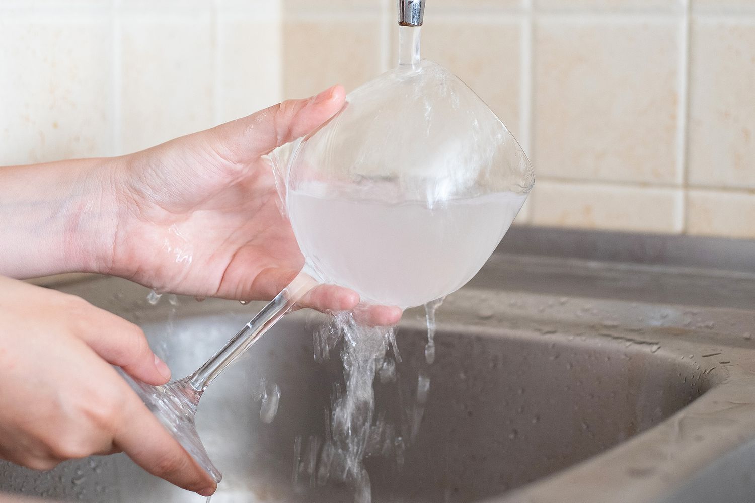 Four Things You Should Never Do To Your Wine Glass - Wine Park